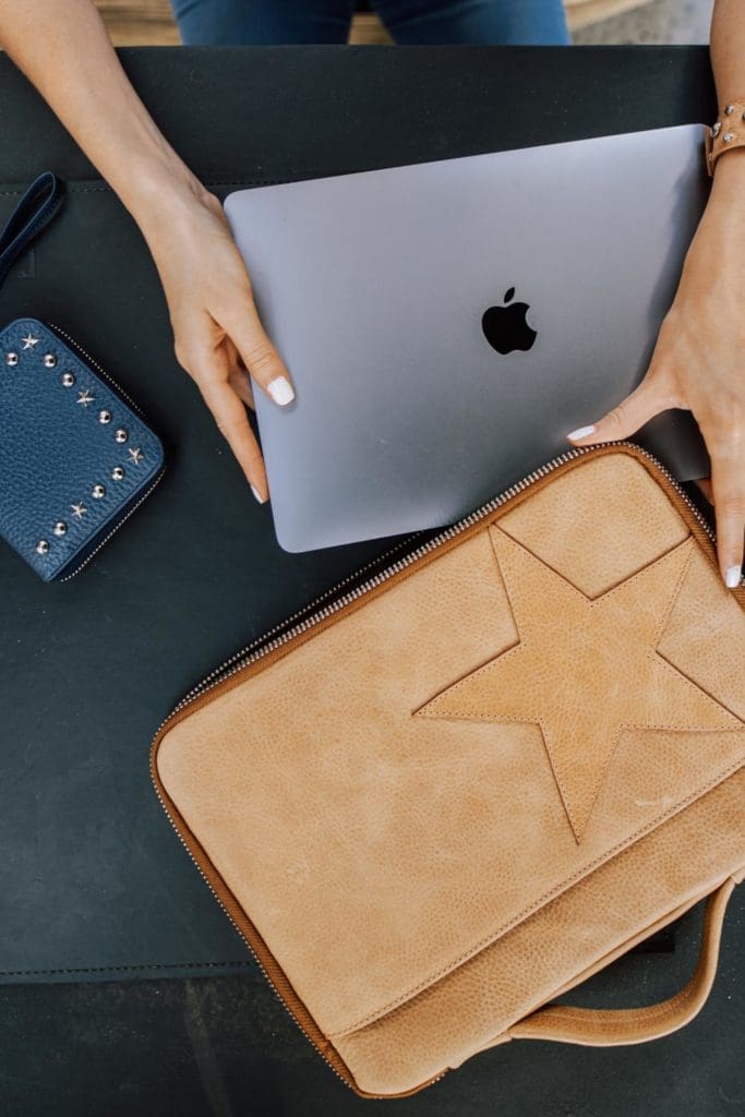 Porta Notebook Star con bolsillo al frente separado